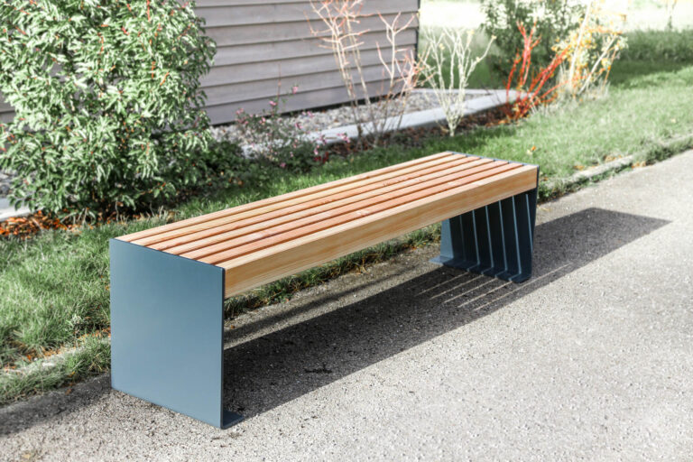 Moderne Outdoor- Sitzbank. Konfigurieren Sie jetzt Ihre Metallbank nach Maß
